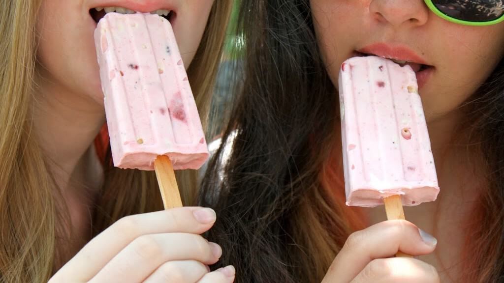 Strawberry Popsicles (Strawberry Ice Lollies) - Authentic Italian ...