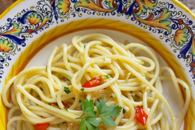 Spaghetti Aglio, Olio e Peperoncino (Authentic Italian Recipe ...