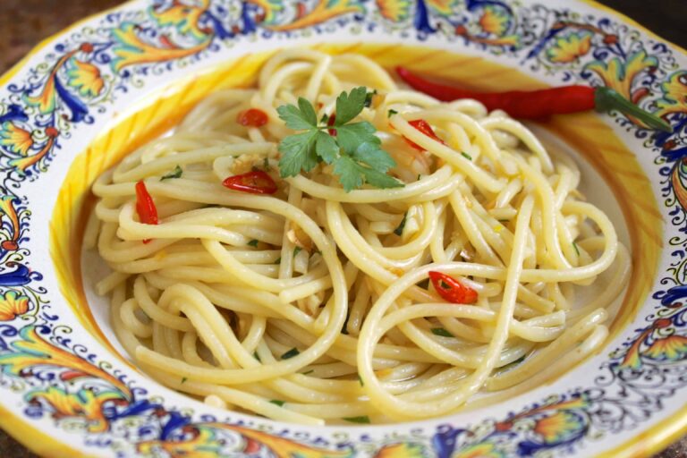Spaghetti Aglio, Olio e Peperoncino (Authentic Italian Recipe ...