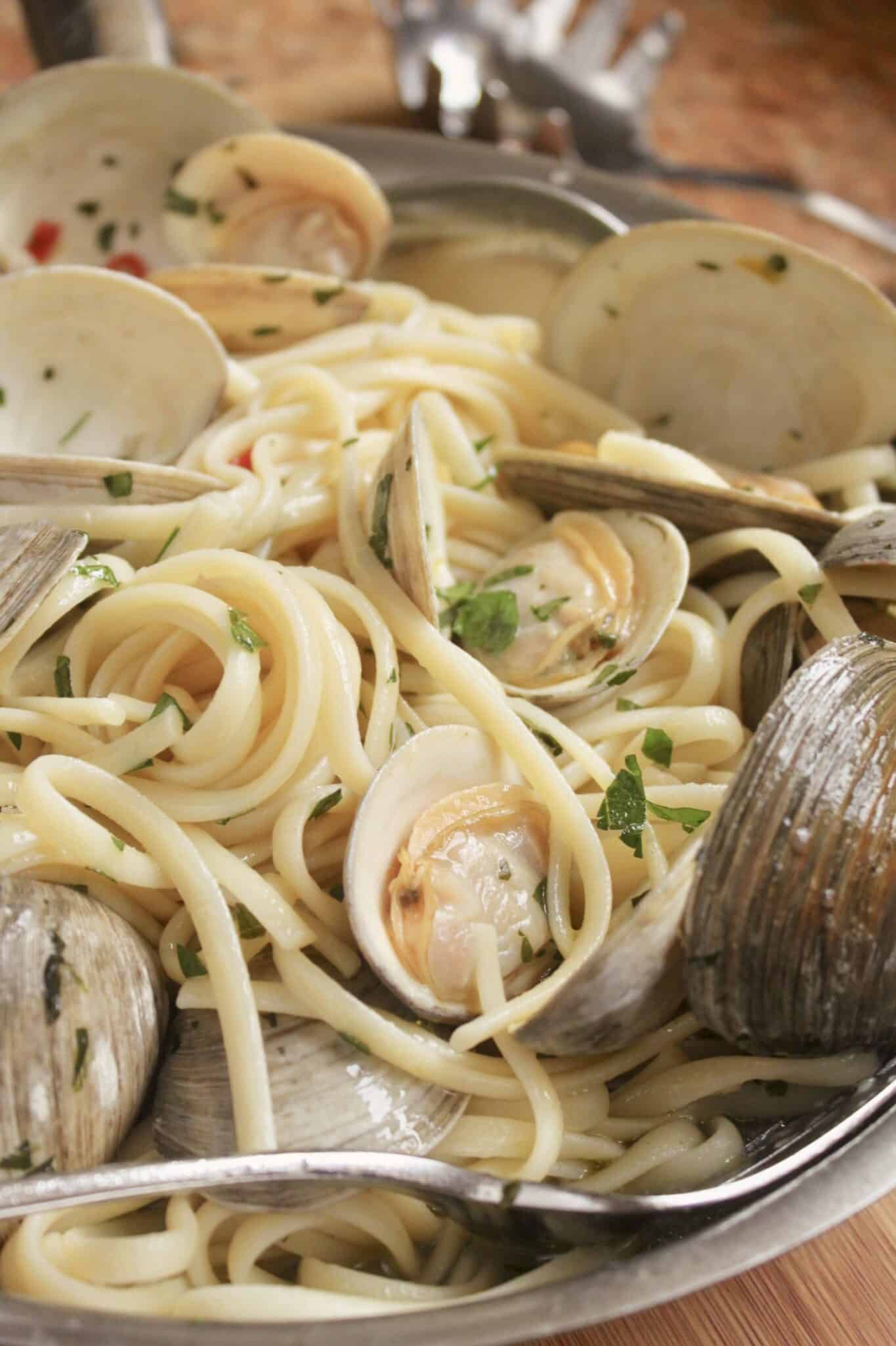 Linguine and Clams (Spaghetti alle Vongole) - Authentic Italian ...