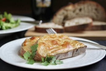 Welsh Rarebit (Classic Cheese on Toast Recipe) - Authentic Italian ...